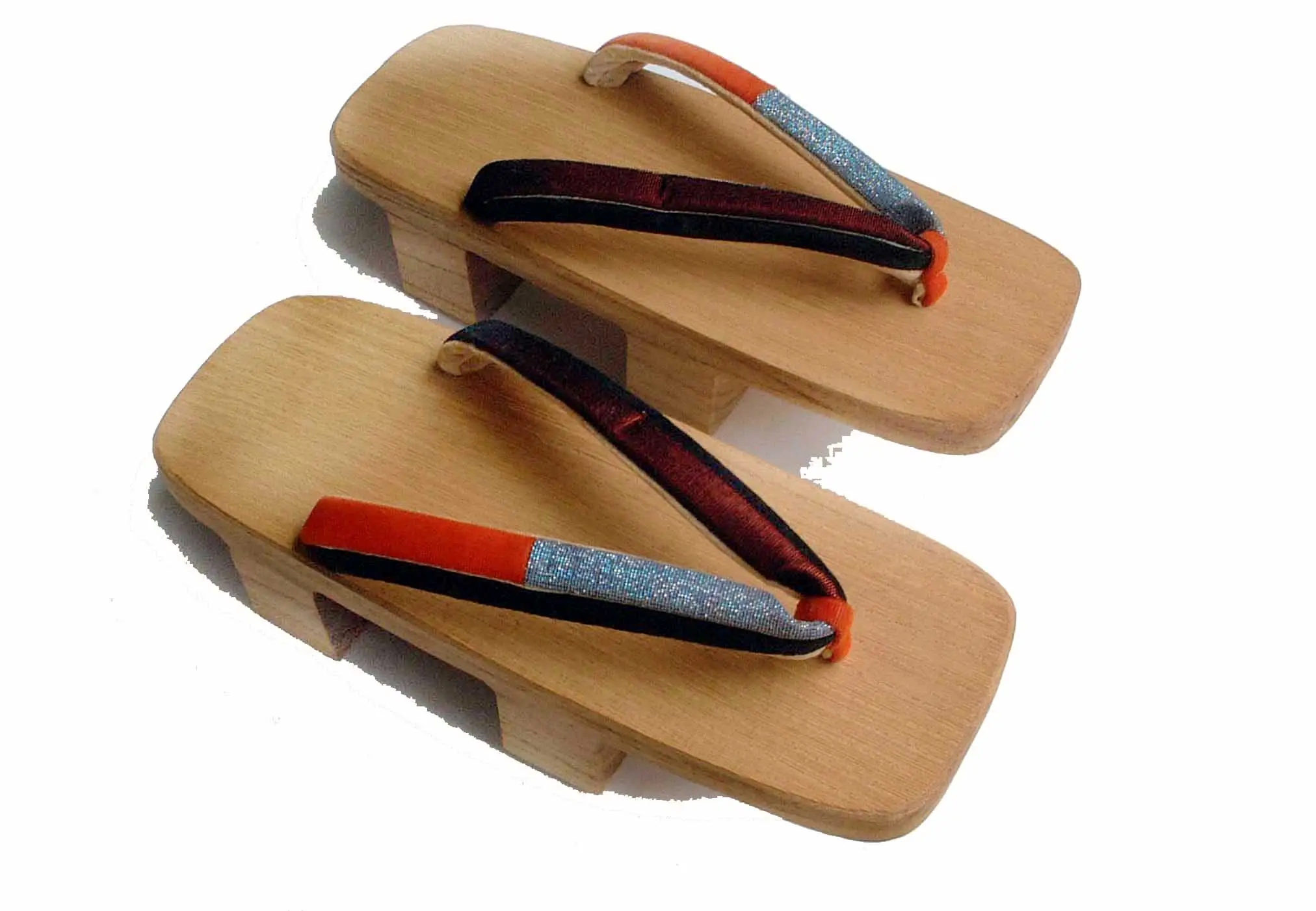 Tipos de zuecos de madera japonesa | Bucanero Calzados