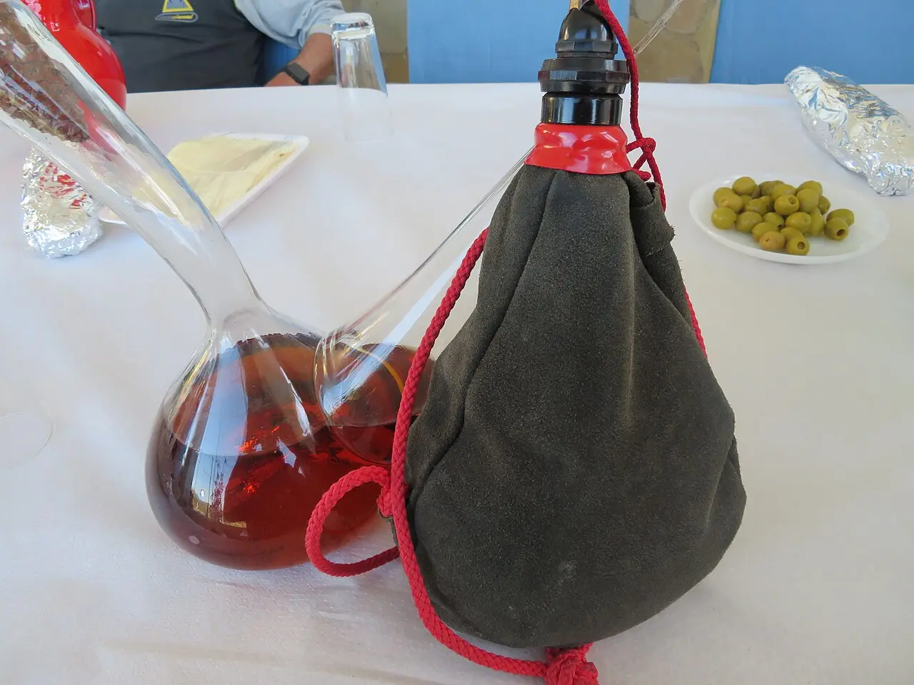 Porrón sobre esta tradicional jarra de vino | Bucanero Calzados